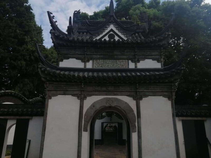 Shanghai: Guanding Temple and Muslim Mosque Guided Tour - Key Points