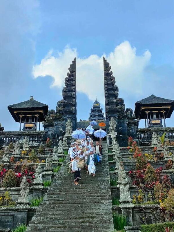 Tour the island of Bali with expert tour guides in Spanish. - Key Points