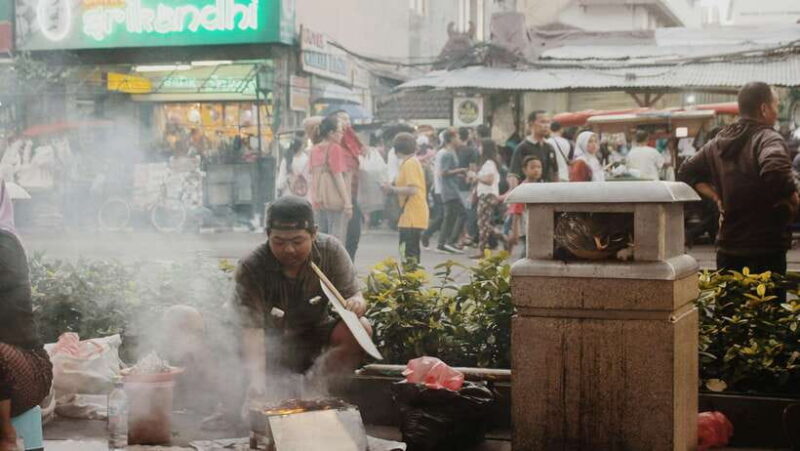 Yogyakarta : Historical Night Walk and Street Food Tasting - Key Points