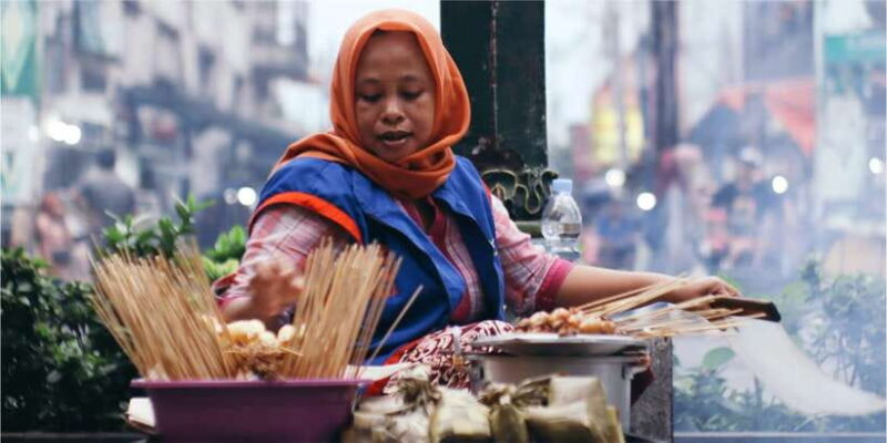 Yogyakarta: Night Walking and Street Food Tasting Tour - Key Points