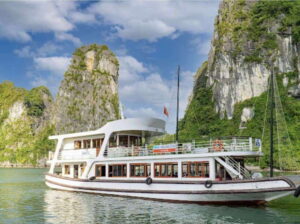 Full Day Ha Long Bay Deluxe Cruise/Bus/Lunch/Kayak