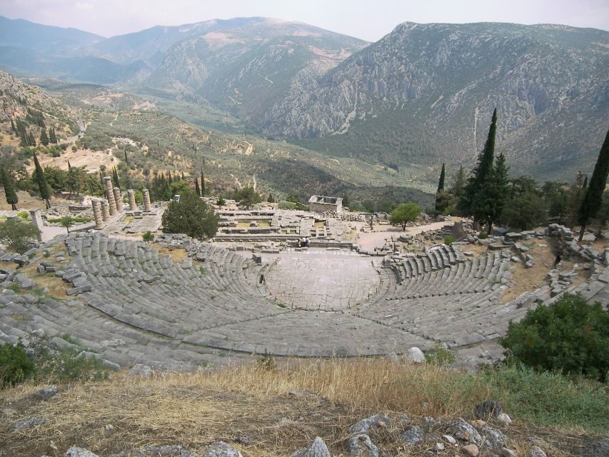 2 days Spanish guided tour in Delphi and Meteora - Exploring Day One: Delphi – The Heart of Ancient Greece