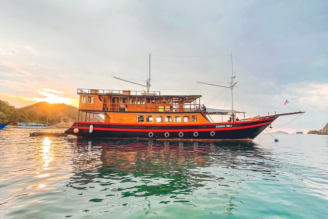 3 Days Deluxe Boat Private Cabin Sailing Trip in Komodo Island - Day 3: Rest and Relaxation at Kanawa Island