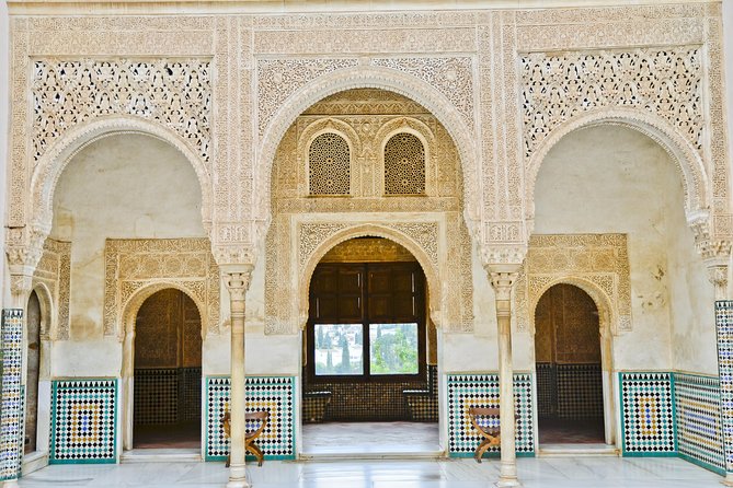 6-Day Guided Tour Andalusia & Madrid from Lisbon - Transportation and Group Dynamics