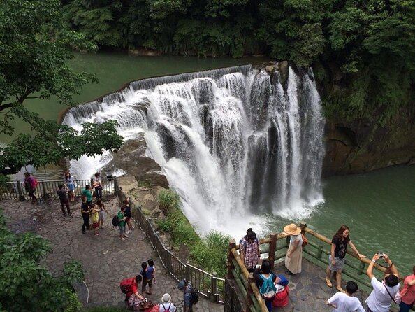 7-Hour Jiufen Night View, Shifen Waterfall & Raohe Market Tour - What the Tour Includes and What to Expect