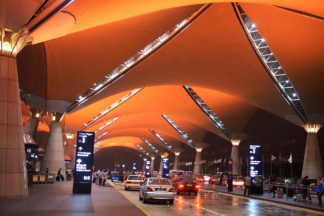 Airport transfer - The Practical Side: Timing, Vehicle, and Group Size
