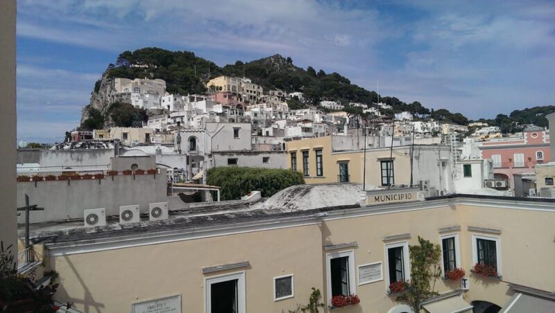 Capri: Walk through the streets of the center - Exploring the Scenic and Historical Highlights