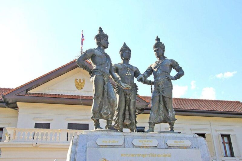Chiang Mai: Temples and Street Food Night Tour by Tuk Tuk - What Sets This Tour Apart