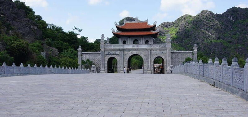 From Hanoi: Hoa Lu, Trang An, and Cycling Day Trip - Strolling and Cycling through Village Life
