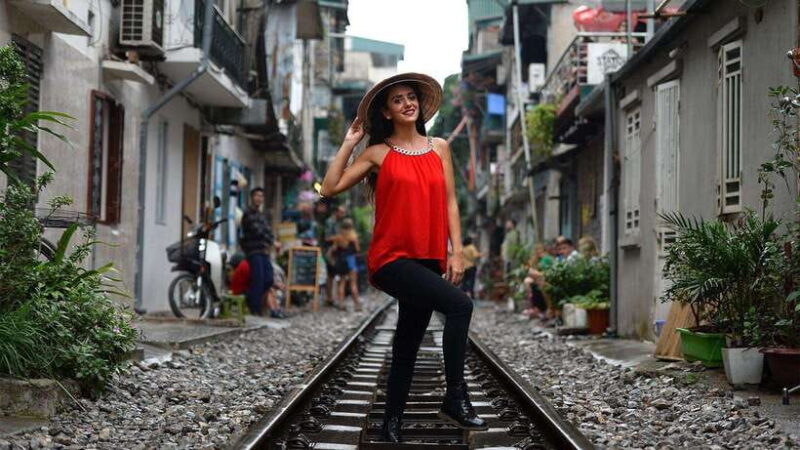 HANOI: MOTORBIKING TO TRAIN STREET & STREET FOOD TASTING - A Ride Through Hanoi’s Iconic Sights