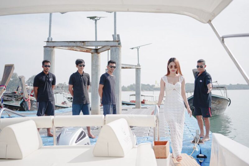 James Bond & Hong Islands Full Day Trip By Luxury Speedboat - Transport and Group Size
