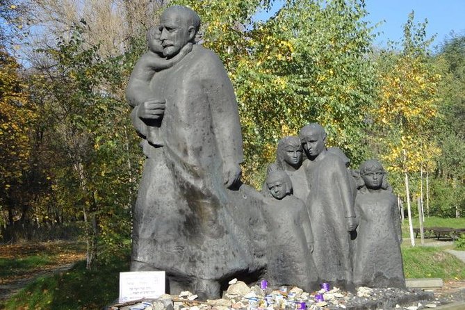 Jewish heritage in Warsaw - Who Would Benefit Most?