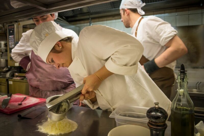 La Spezia: Market Visit and Seafood Cooking Class with Lunch - Why this experience works