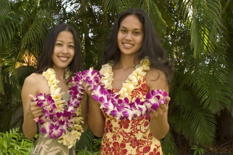 Oahu: Honolulu Airport (HNL) Honeymoon Lei Greeting - What to Expect From the Experience