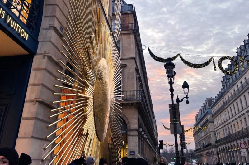 Paris Christmas Lights Walking Tour with Local Guide - The Itinerary: A Walk Through Paris’s Festive Streets