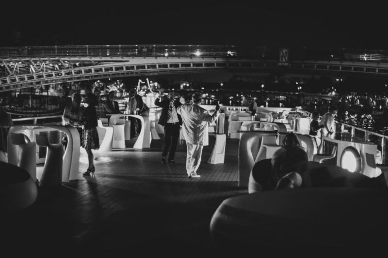 Paris: Gourmet Dinner Cruise on Seine River with Live Music - The Seine and Its Iconic Landmarks