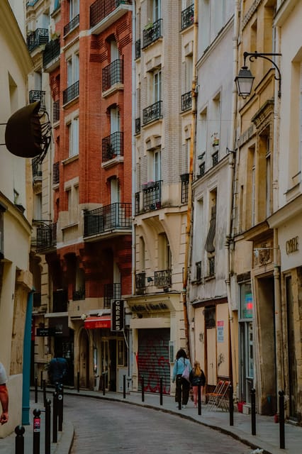 Paris: Marais Guided Tour With a local parisian guide - Authenticity and Atmosphere