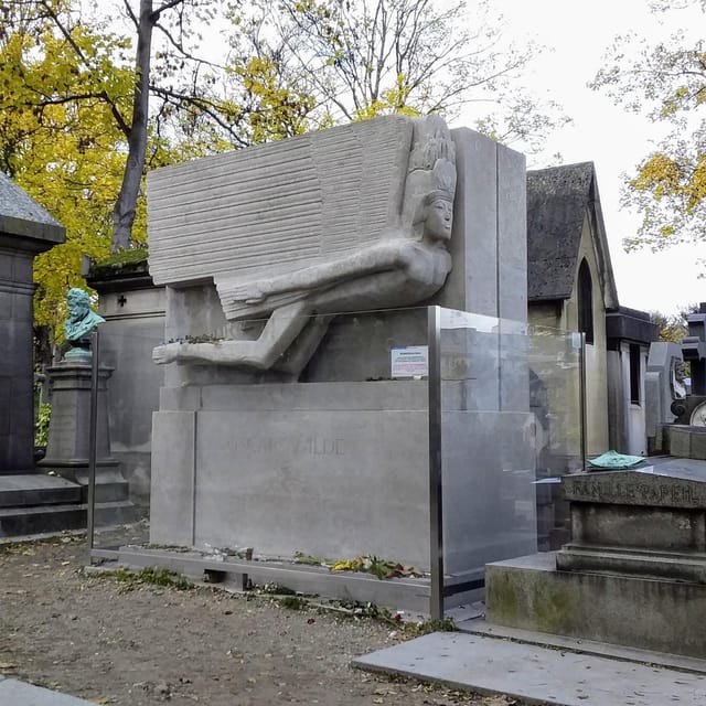 Paris: Père Lachaise Cemetery Visit with Seine River Cruise - What To Expect at Père Lachaise