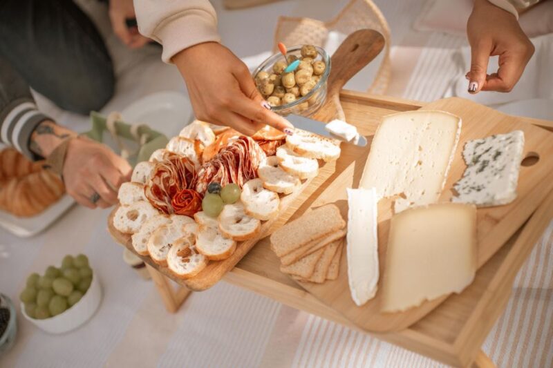 Paris: Picnic experience in front of the Eiffel Tower - Breakdown of the Experience