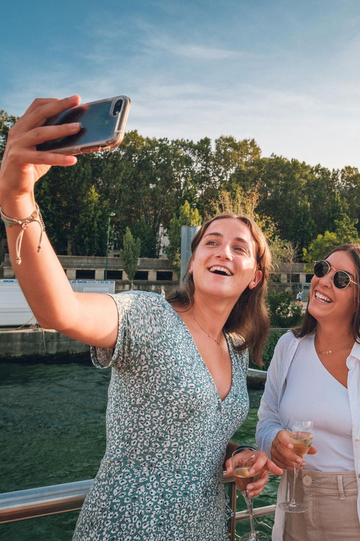 Paris: Seine River Cruise with Live Guide and Champagne - The Landmarks and Scenery: A Closer Look