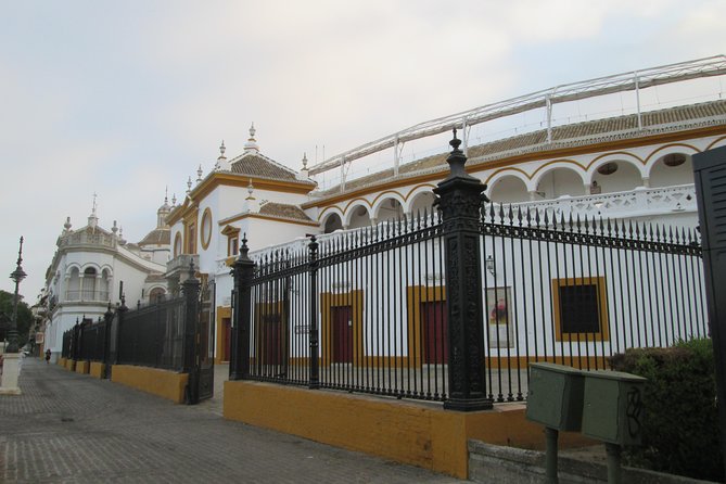 Private tour Royal Palace+Cathedral+Walk along the river+Triana neighbourhood - What to Expect from the Experience