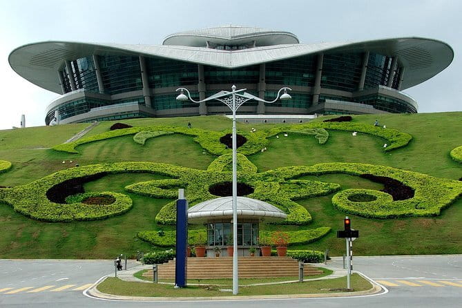 Putrajaya City Tour from Kuala Lumpur with Batu Caves Stopover - What Makes This Tour Stand Out
