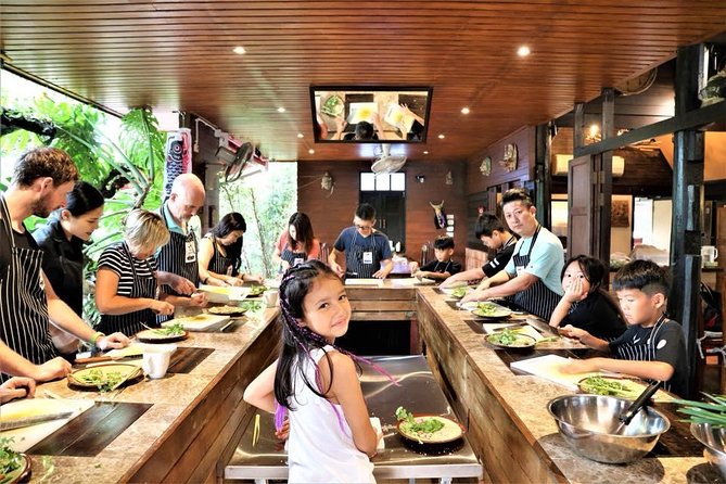 Your Introduction to the Thai Kitchen - Menu Set 4 - Visiting the 100-Year-Old Chatchai Market