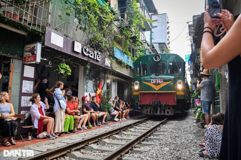 Experience Train Street With Local Food - Tasting Local Delights