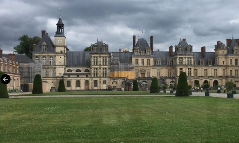 From Paris: "le Grand Noël Vaux le Vicomte & Fontainebleau" - Who Should Consider This Tour?