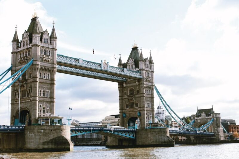 London: The Old City of London - Guided Walking Tour - The Guide: A Knowledgeable Storyteller