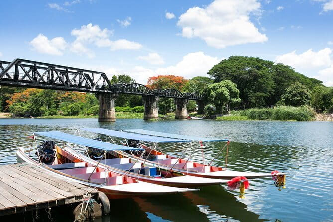 Maeklong Railway and Damnoen Saduak Floating Market Tour - Cultural Pause at Wat Bang Kung
