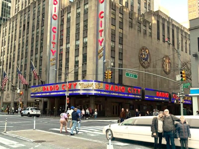 NYC: Private Home Alone 2 Stretch Limousine Tour with Pizza - The Real Experience: Authenticity and Family Fun