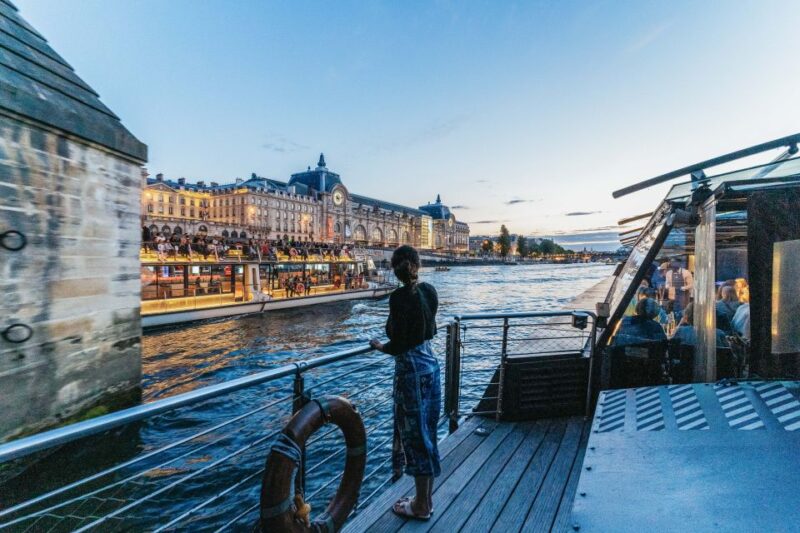 Paris: 3-Course-Dinner Cruise on the Seine with live music - The Meal and Service