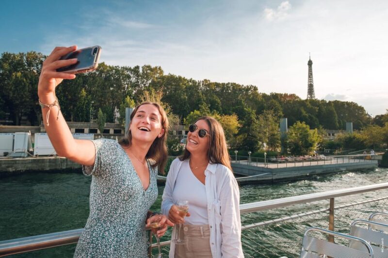 Paris: Seine River Cruise with Live Guide and Champagne - The Experience and Atmosphere