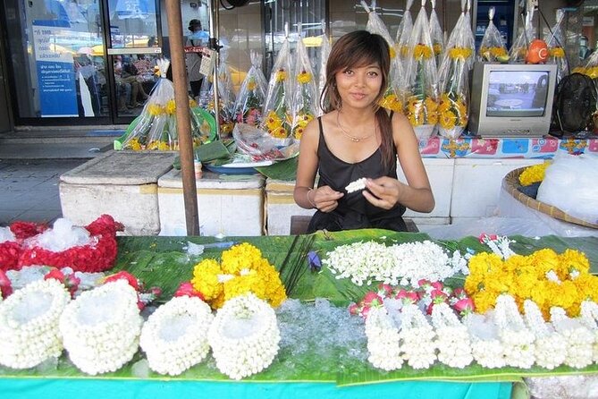 Private Three Temples Bangkok City Tour - Flower Market: Pak Khlong Talat