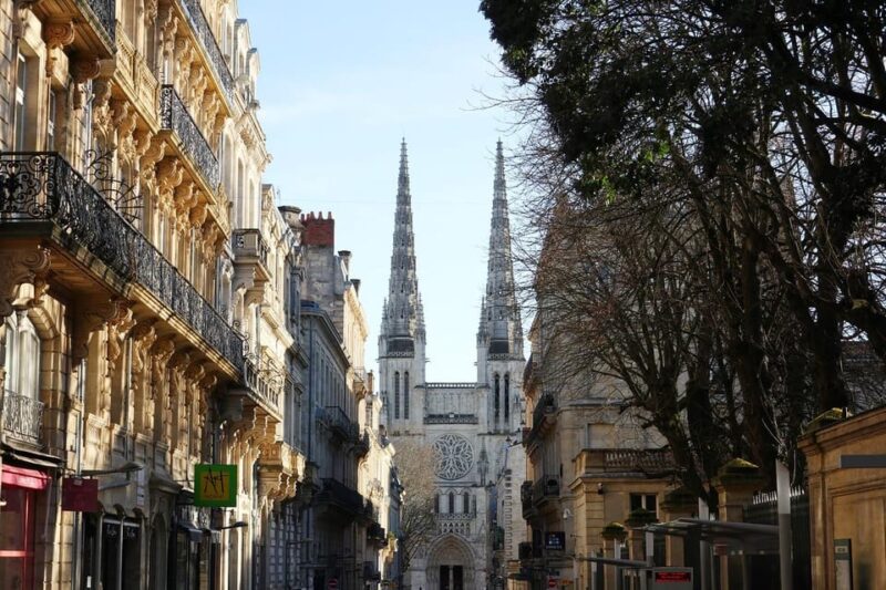 Walking Tour in Bordeaux with Tastings and Stories - The Quality of Guides and Customer Experience