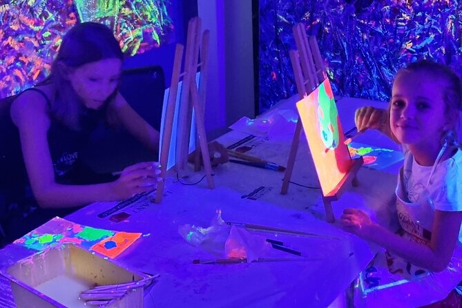 Fluorescent painting studio in Lyon in an art gallery - FAQ: Fluorescent Painting Studio in Lyon