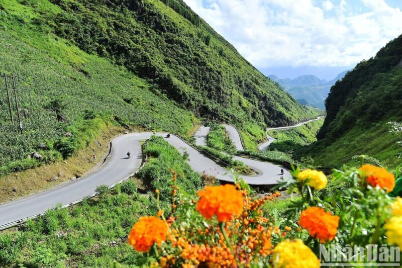 From Hanoi: Ha Giang Loop 3 - Day Easy Rider Mortorbike Tour - Day 2: From Du Gia to Dong Van – Majestic Passes and River Cruises