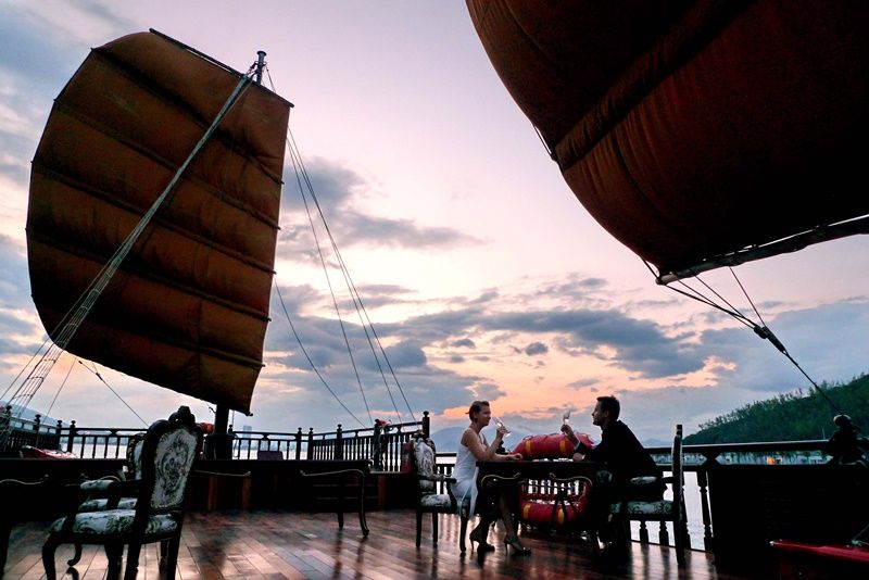 Nha Trang: Romantic Sunset Cocktails and Dinner Cruise - Authentic Feedback from Travelers