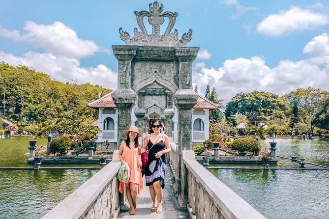 Bali Private Tour: Waterfall, Monkey forest and Tanah lot sunset - FAQs