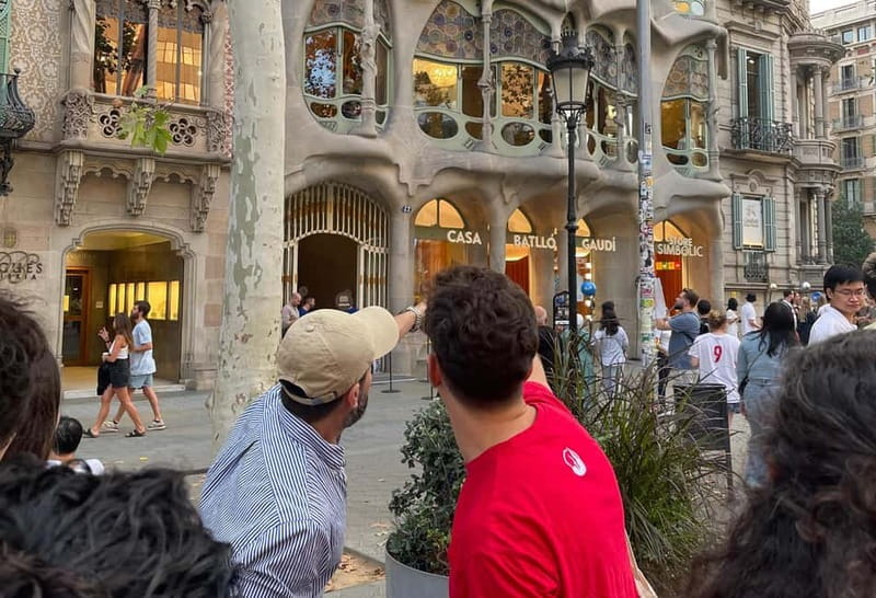 Gaudís Barcelona: Architecture & Tasty Tap with Drink - Authenticity and Value