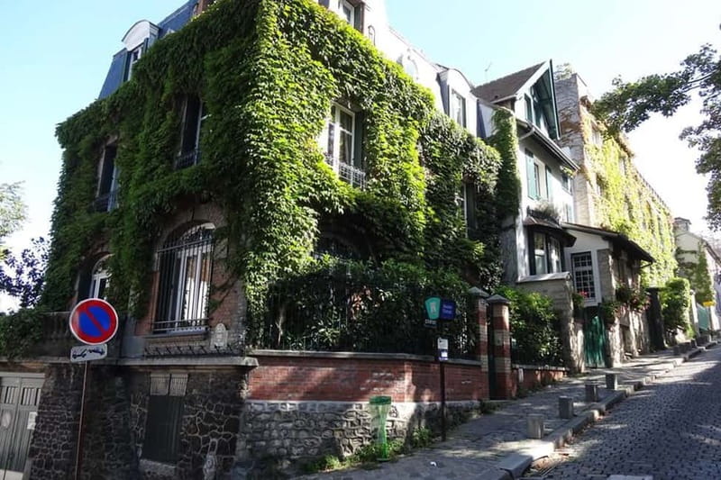 German private Walking Tour through Montmartre & Passages - FAQ