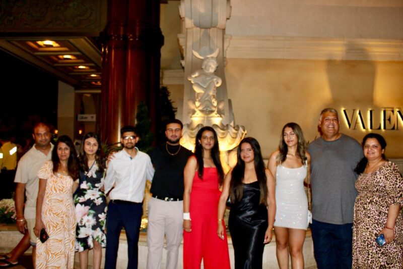 Las Vegas Strip Limo Tour with Champagne and Photos - The Photos and Champagne: Making Memories