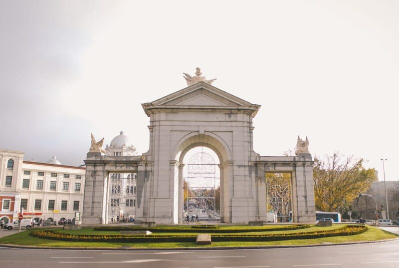Madrid Retro Tour 120 min, old town, modern Madrid + surprise destination - FAQs