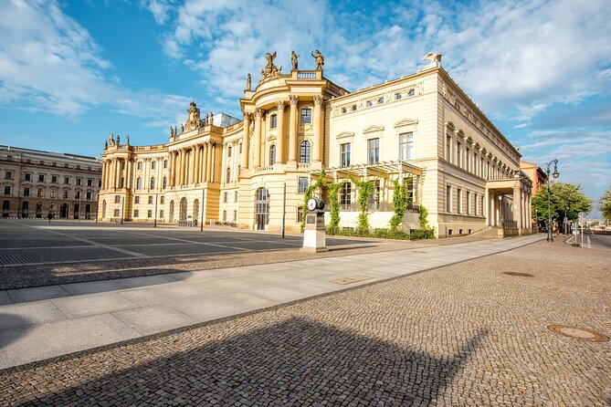 Highlights of Berlin Private Tour with Car Transport - FAQ