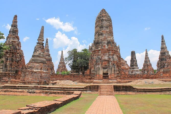 Maeklong Railway and Damnoen Saduak Floating Market Tour - Considerations