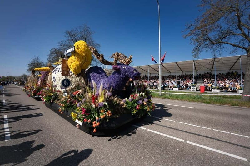 Amsterdam: Day Trip to Flower Parade & Keukenhof on April 18 - The Parade: A Colorful, Moving Canvas
