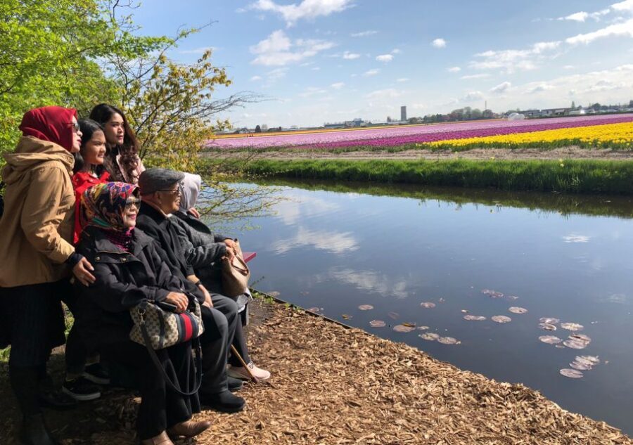 Amsterdam: Keukenhof Tulip Garden and Giethoorn Experience - Who Is This Tour Best For?