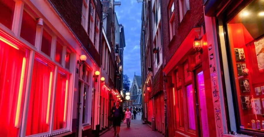 Amsterdam: Spanish Tour Unmasking the Redlight District - Walking Zeedijk Street: The Neighborhood’s Multicultural Core