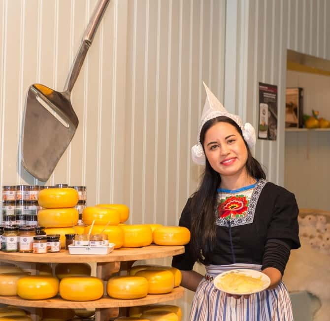Amsterdam: Zaanse Schans windmills & Volendam Guided Tour - How the Experience Feels in Practice